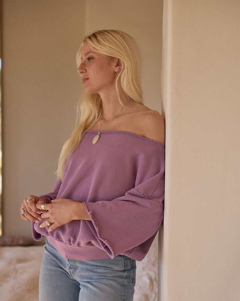 OFF SHOULDER BOAT NECK RAW EDGE FLEECE